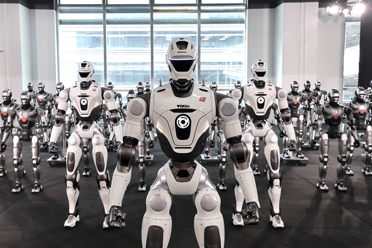 EngineAI Rolls Out First Batch of T800 Humanoid Robots